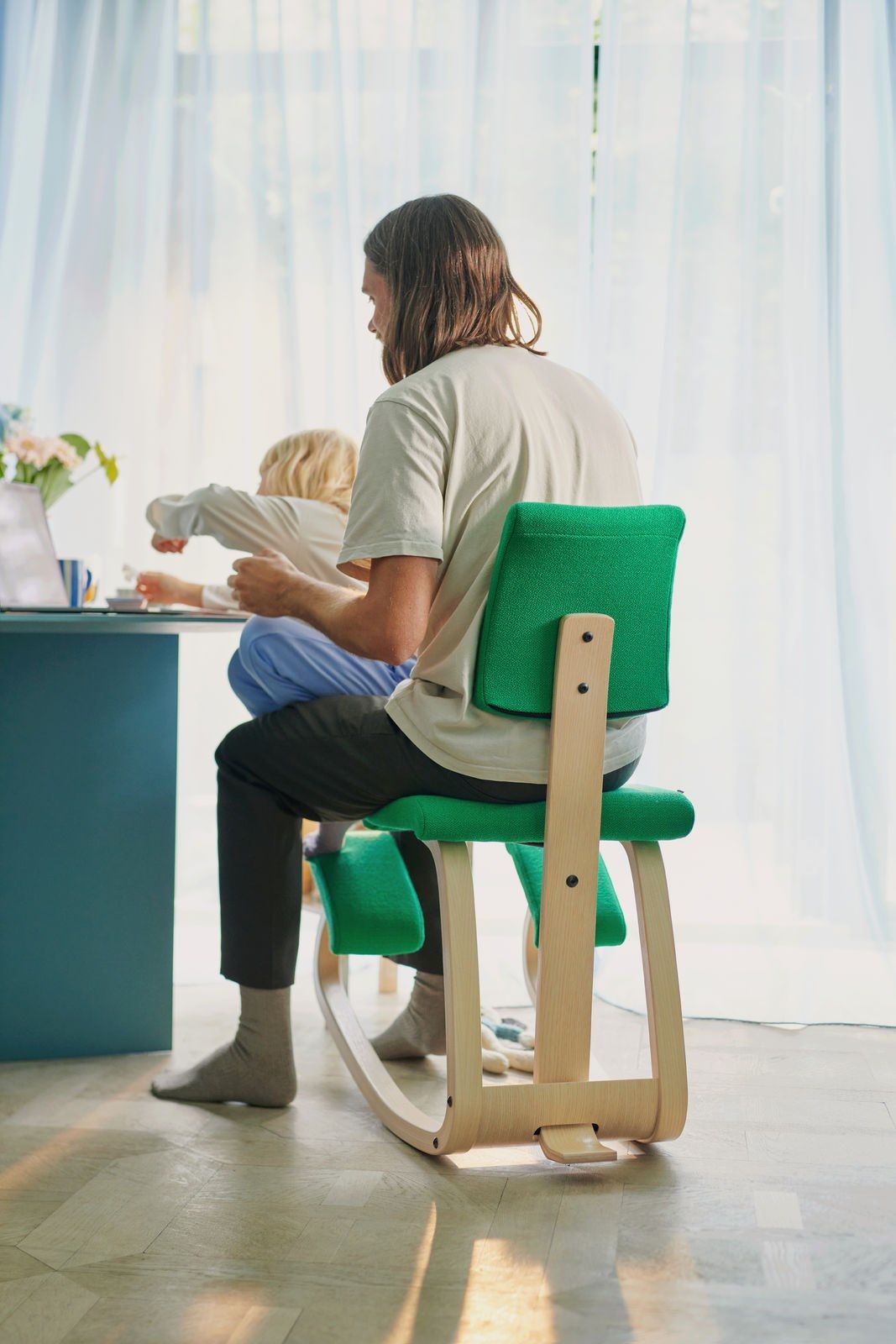 Sedia a dondolo ergonomica in legno e tessuto VARIABLE™ PLUS By Varier ...