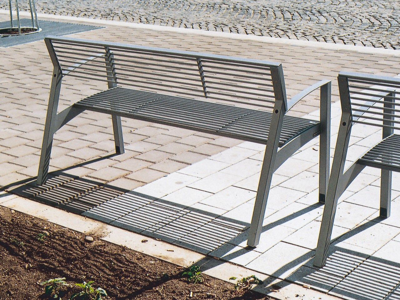 VERA | Galvanized steel Bench By mmcité1 design David Karásek, Radek Hegmon