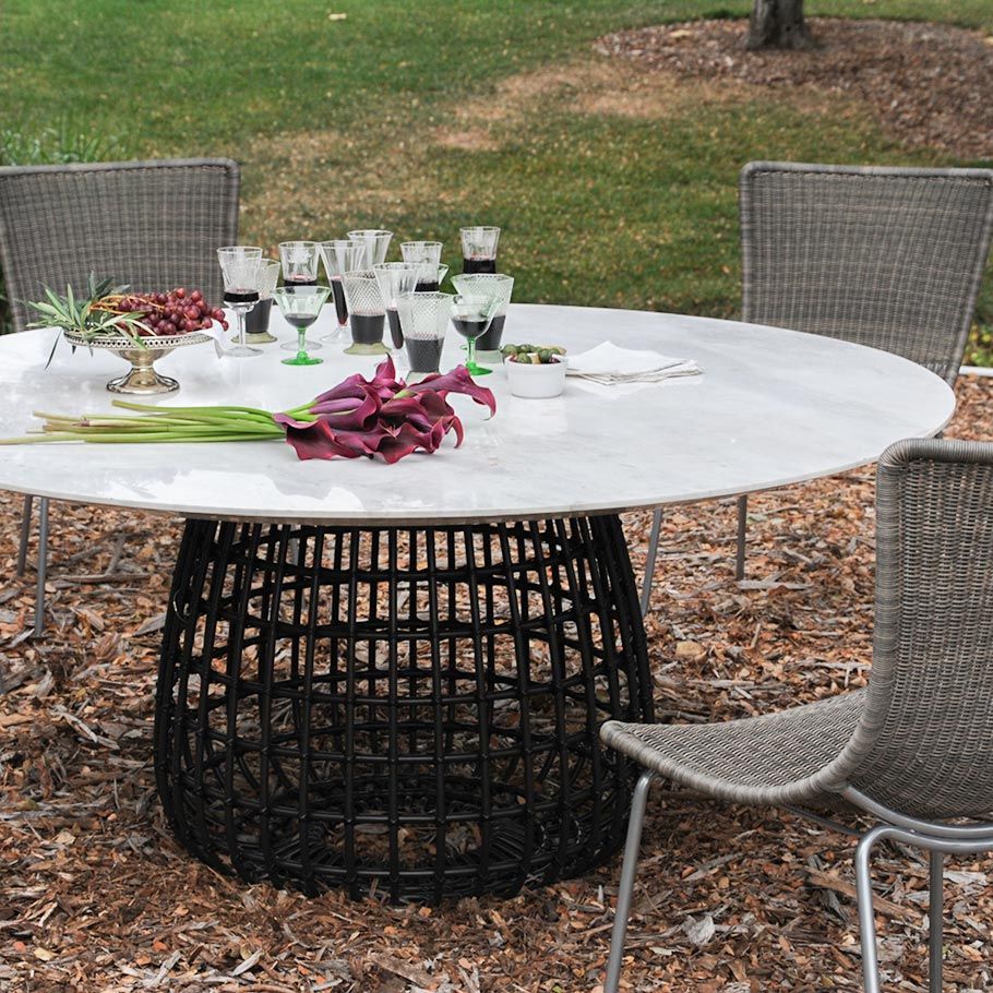 VINO | Dining table By JANUS et Cie design Janice Feldman