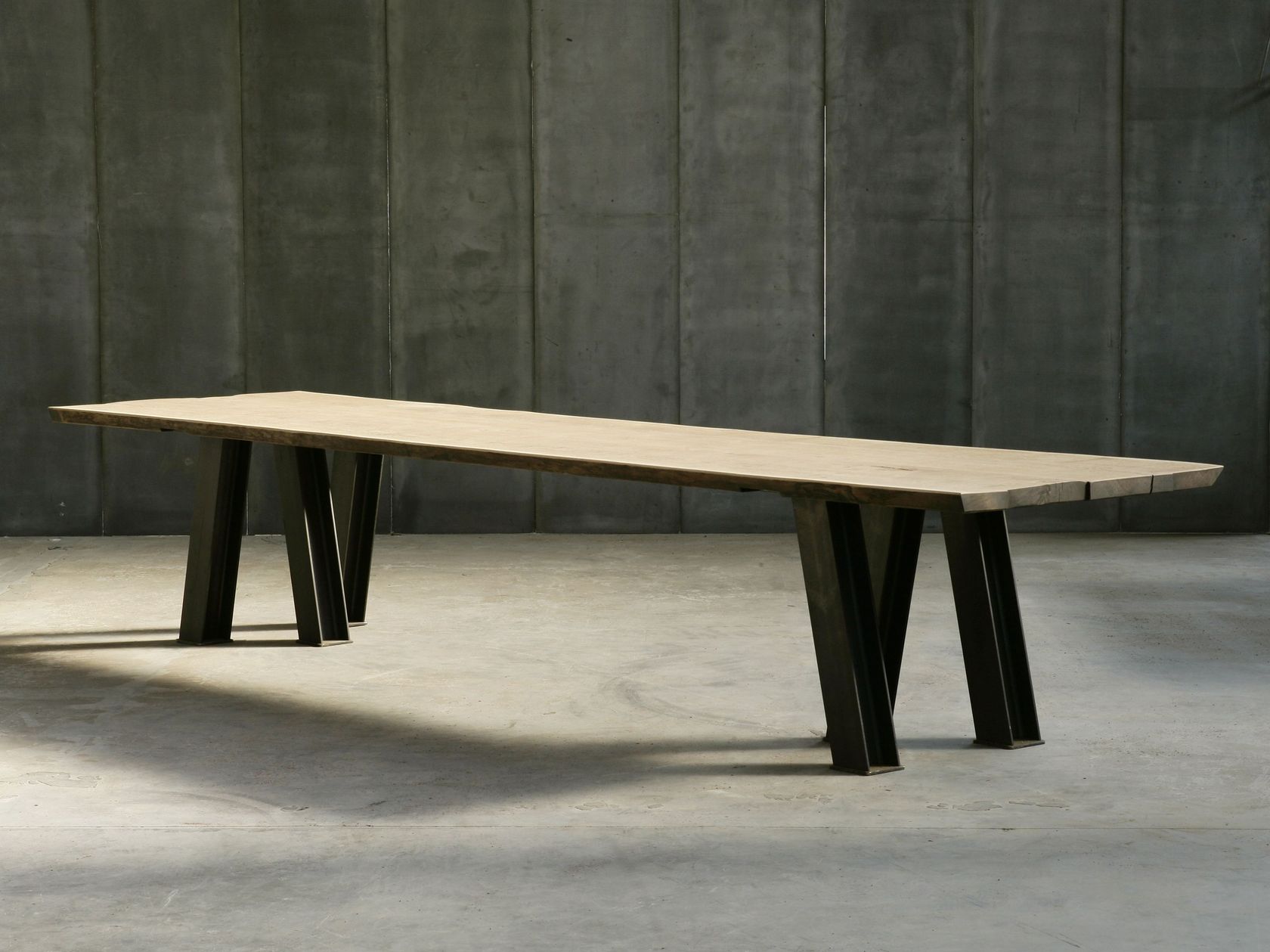 Custom oak table VIR MTM By Heerenhuis