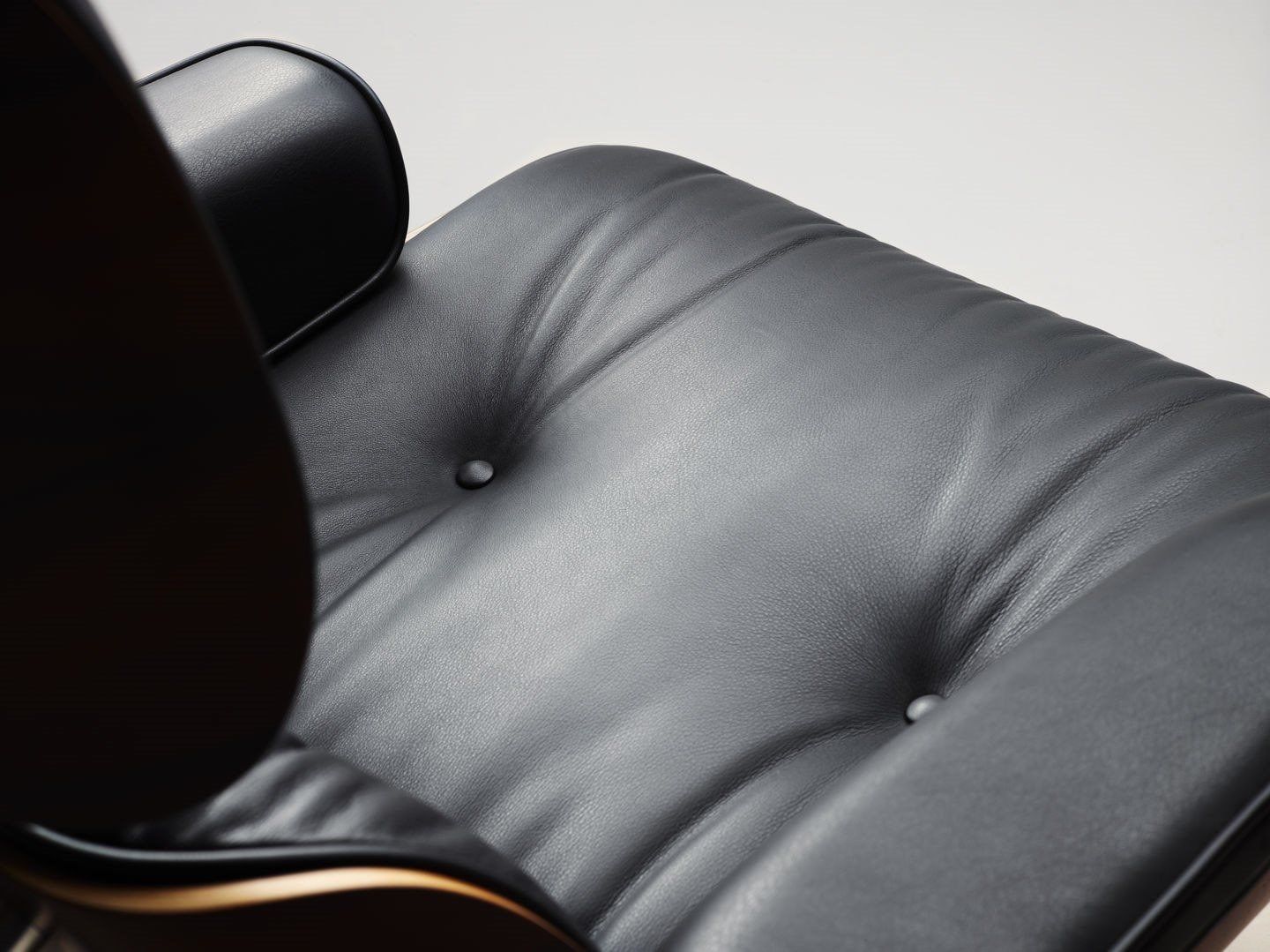 VITRA - LOUNGE CHAIR&OTTOMAN Poltrona By In Stock | design Charles ...