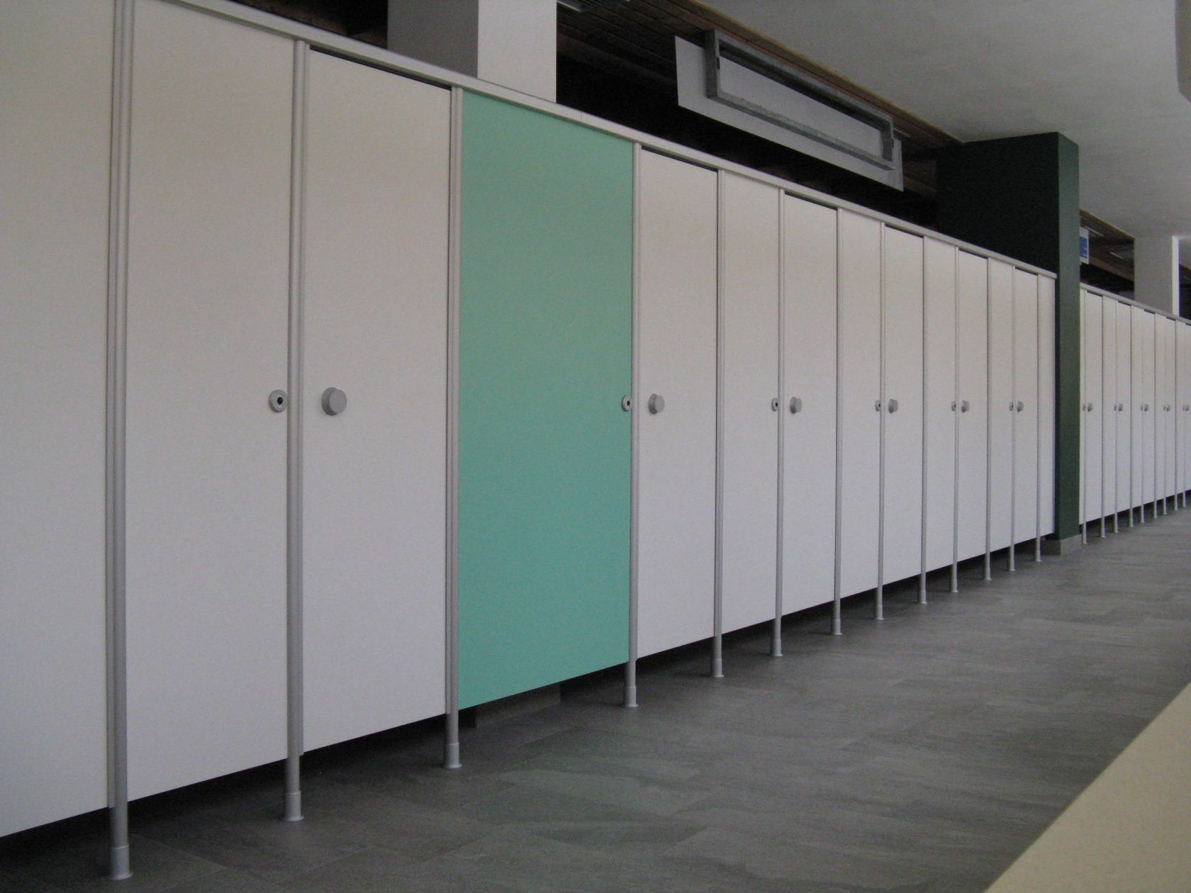 Toilettentrennwand aus HPL VK13 By Schäfer Trennwandsysteme