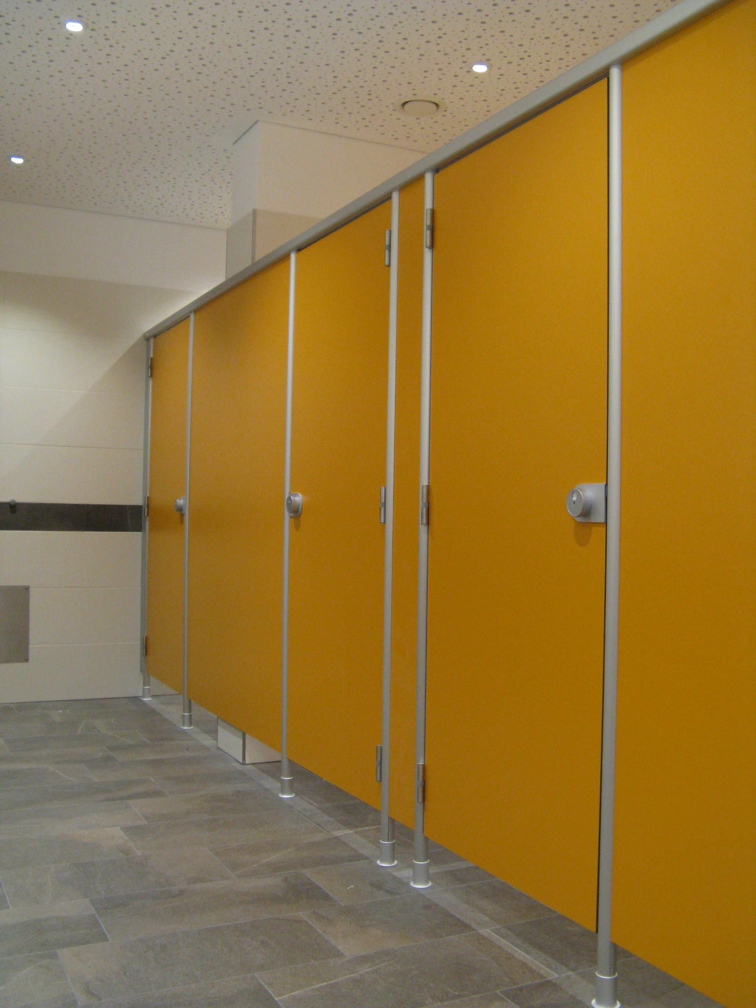 Toilettentrennwand aus HPL VK13 By Schäfer Trennwandsysteme