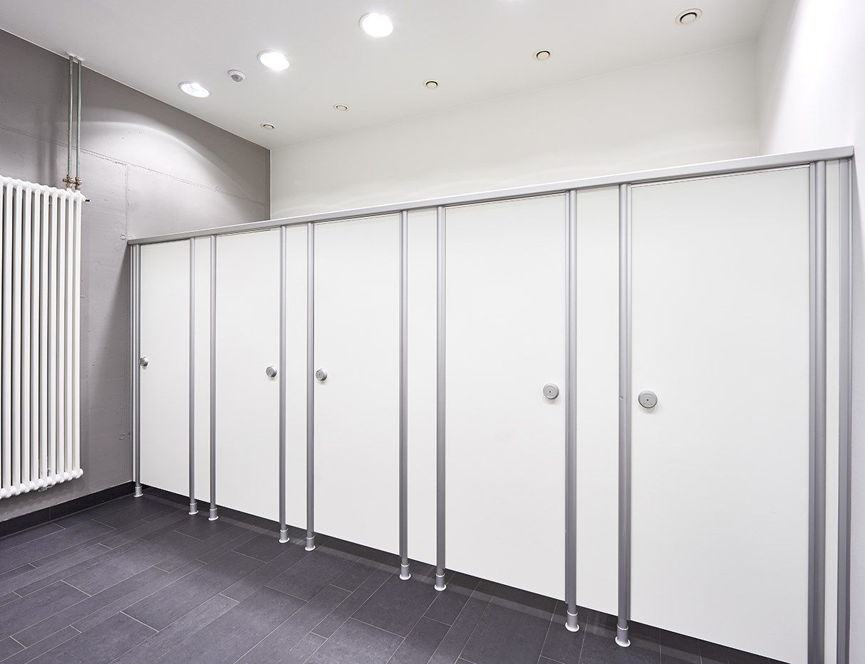 Toilettentrennwand aus HPL VK13 By Schäfer Trennwandsysteme