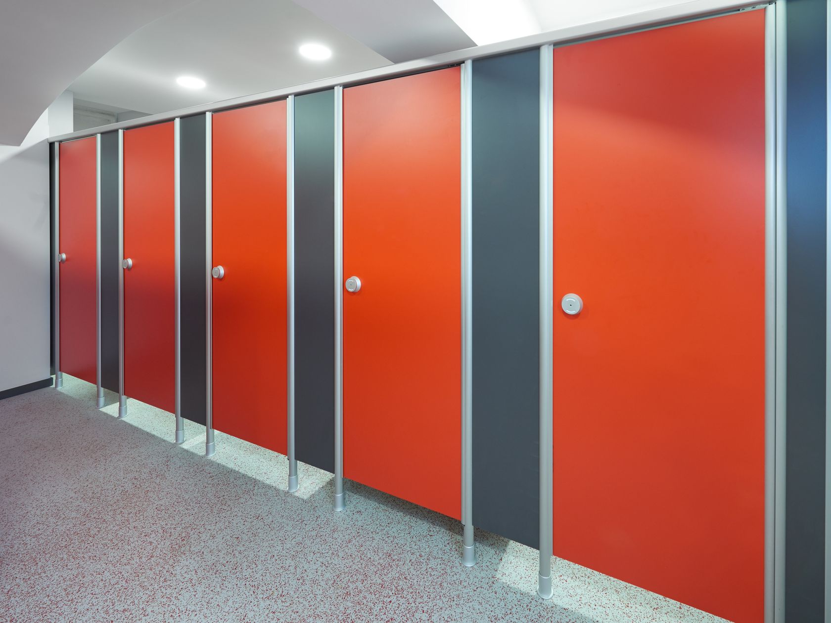 Toilettentrennwand aus HPL VK13 By Schäfer Trennwandsysteme