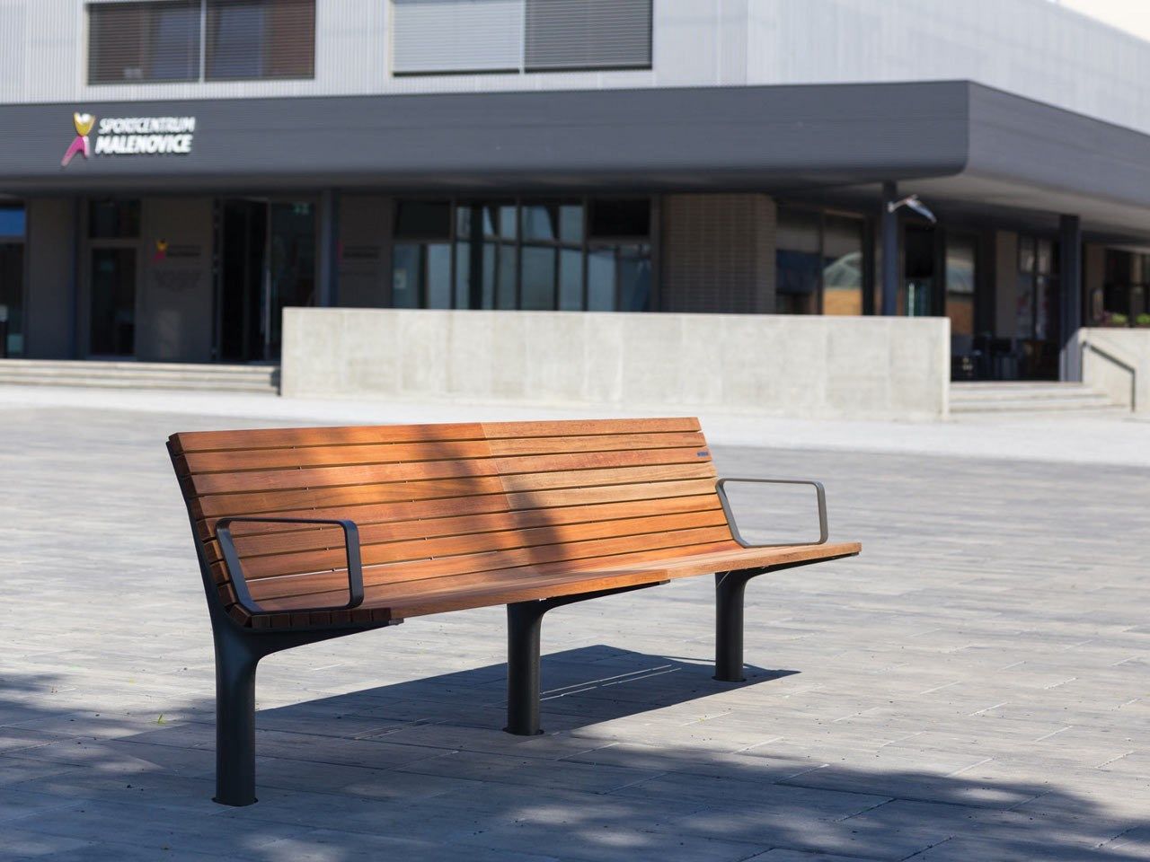 VLTAU | Bench with armrests By mmcité1