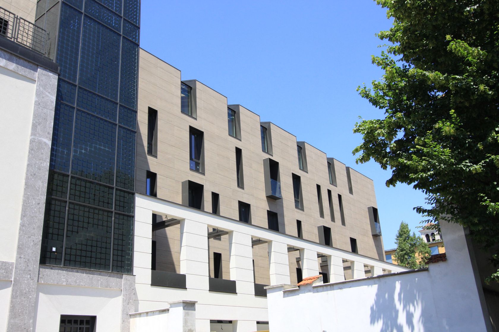 Ventilated facade Porcelain stoneware Ventilated facade By Emilgroup