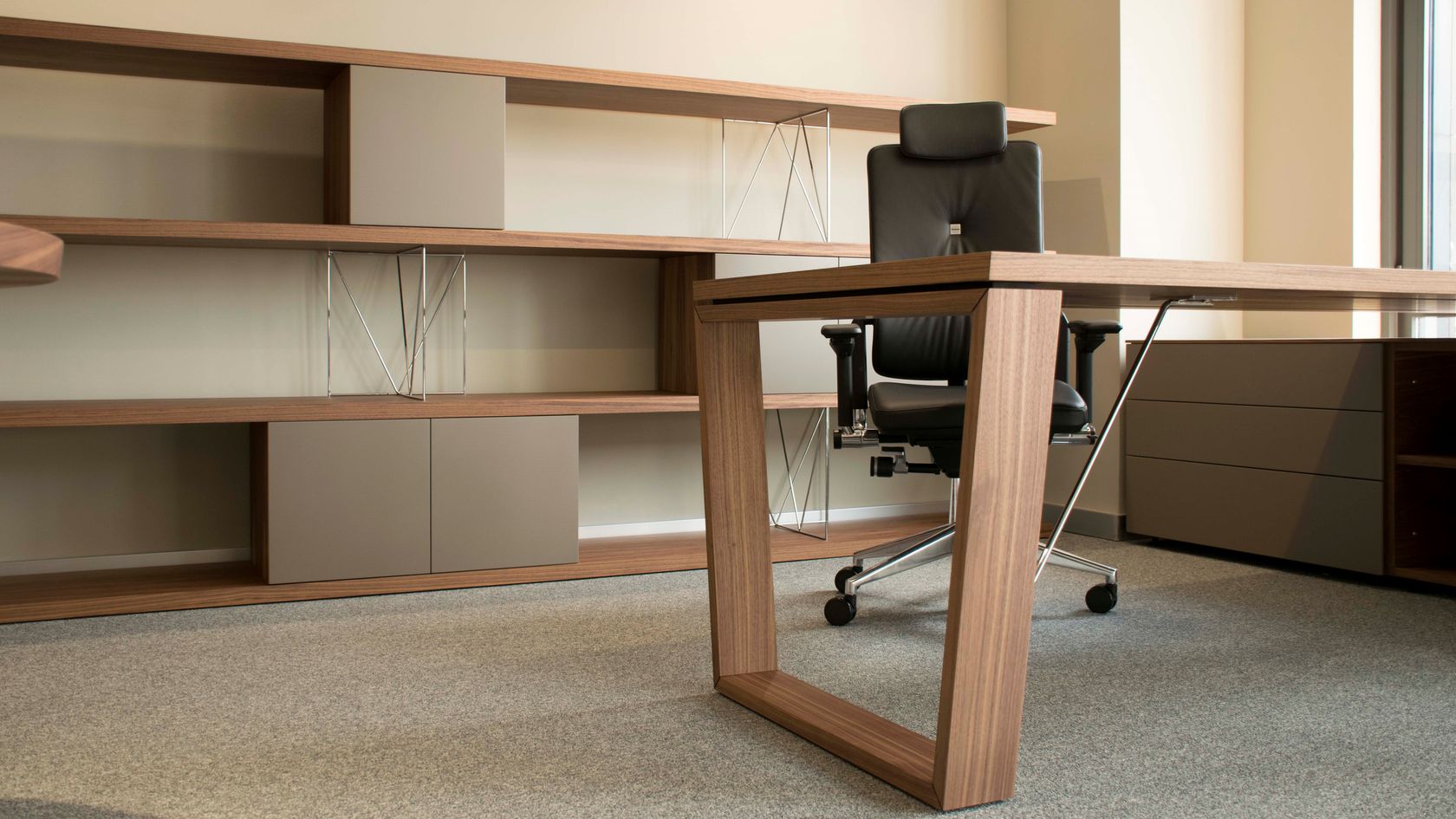 W DIRECTIONAL Executive desk By BK Contract | design Gabriel Teixidó