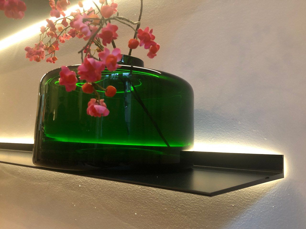 WALL SHELF WITH LIGHT Aluminium wall shelf with integrated lighting By ...