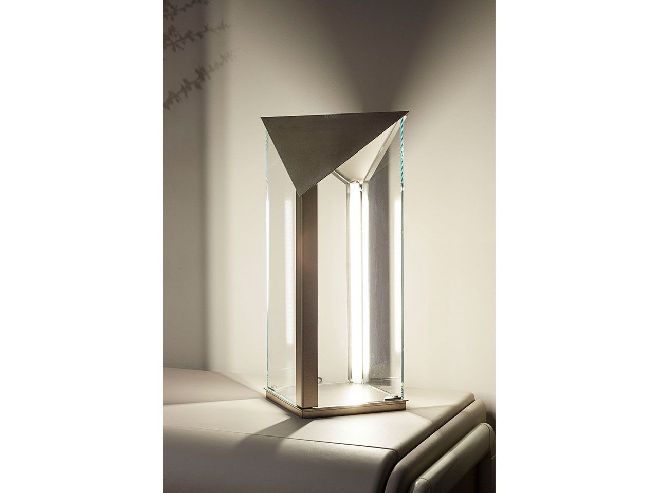 ZERO Metal and glass table lamp By Turri | design Andrea Bonini