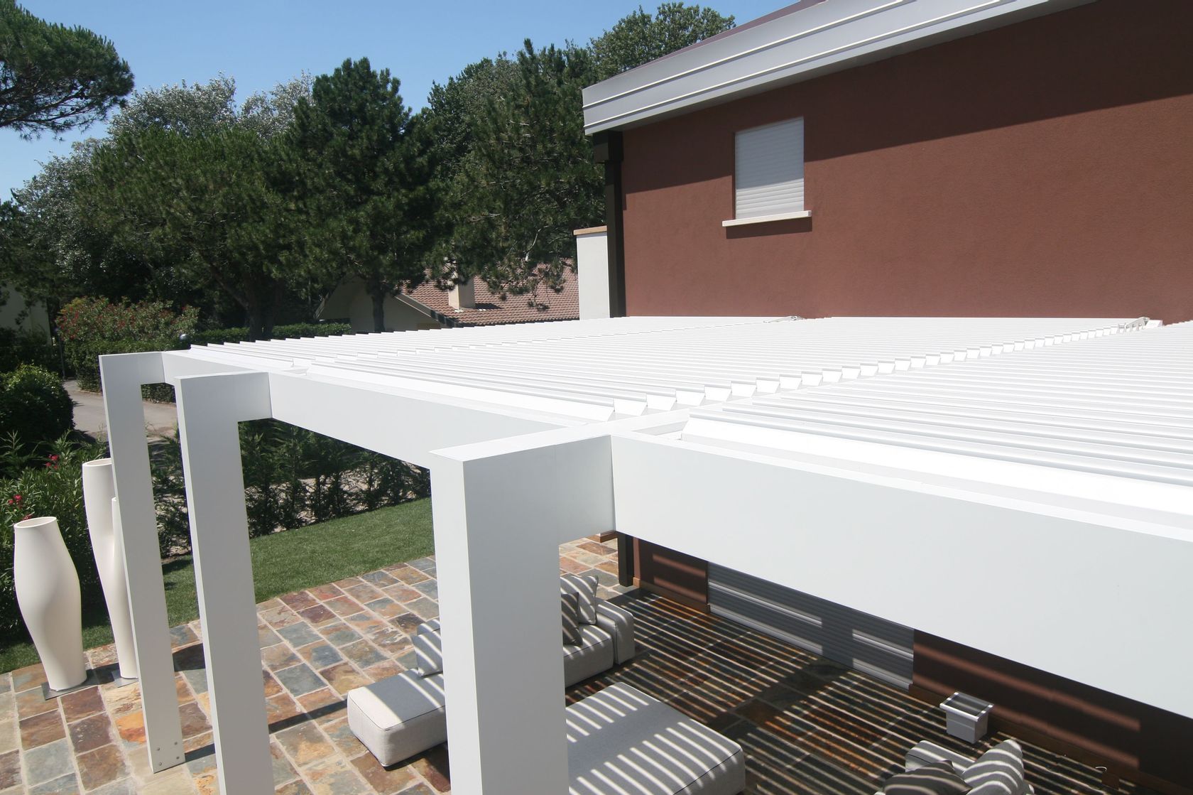 BLADE 180 | Wall-mounted pergola By STUDIO 66
