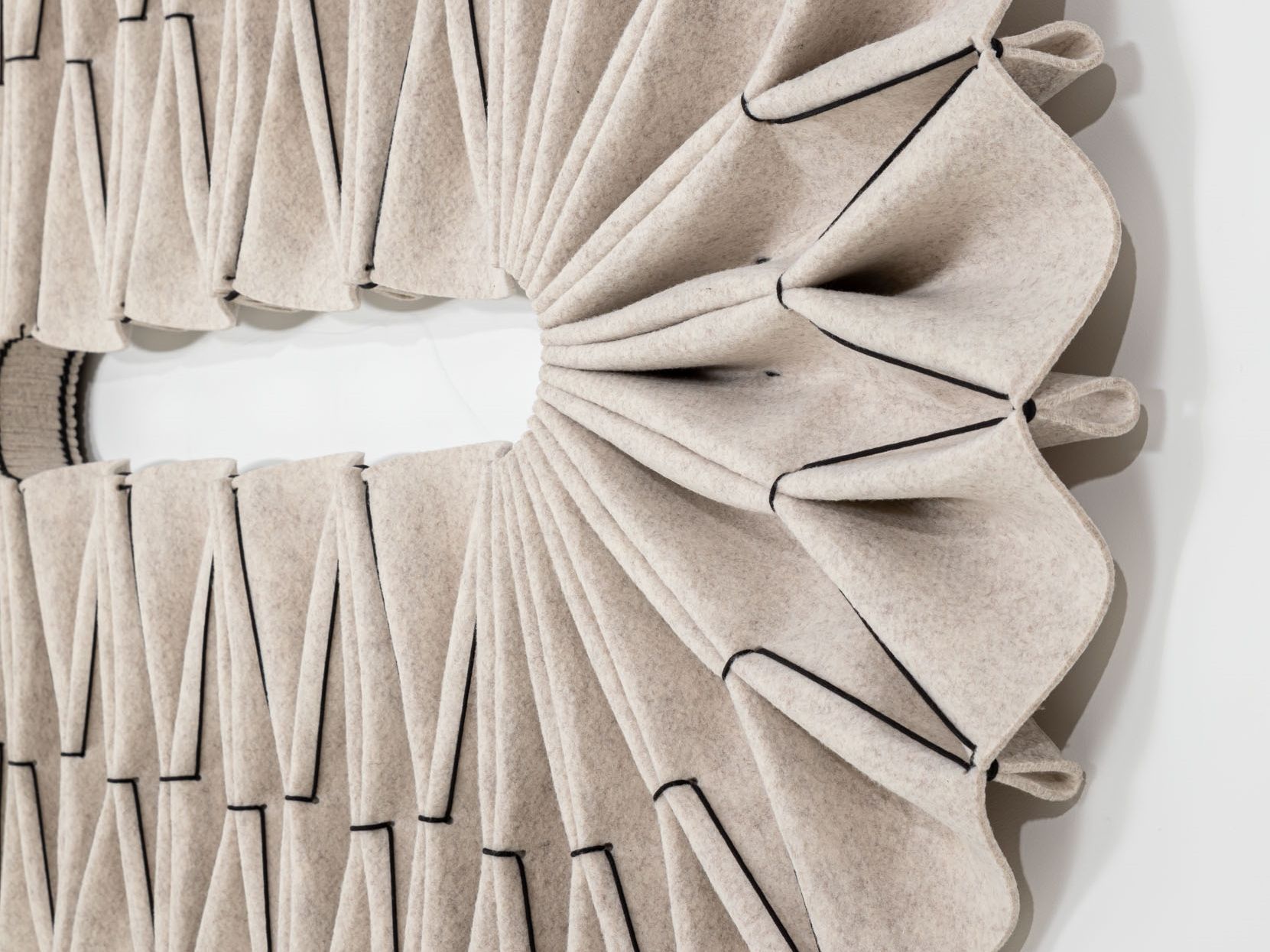 BuzziPleat Long panel acústico de pared By BuzziSpace diseño 13&9 Design