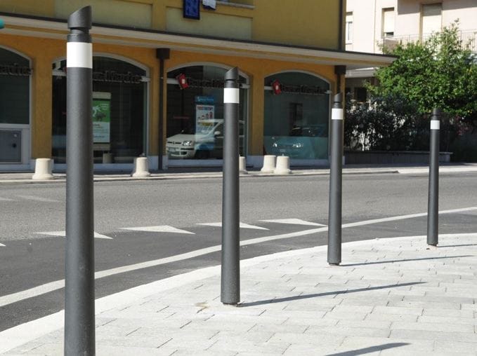 CARYA Steel bollard post with chains By Neri | design Alfredo Farnè ...