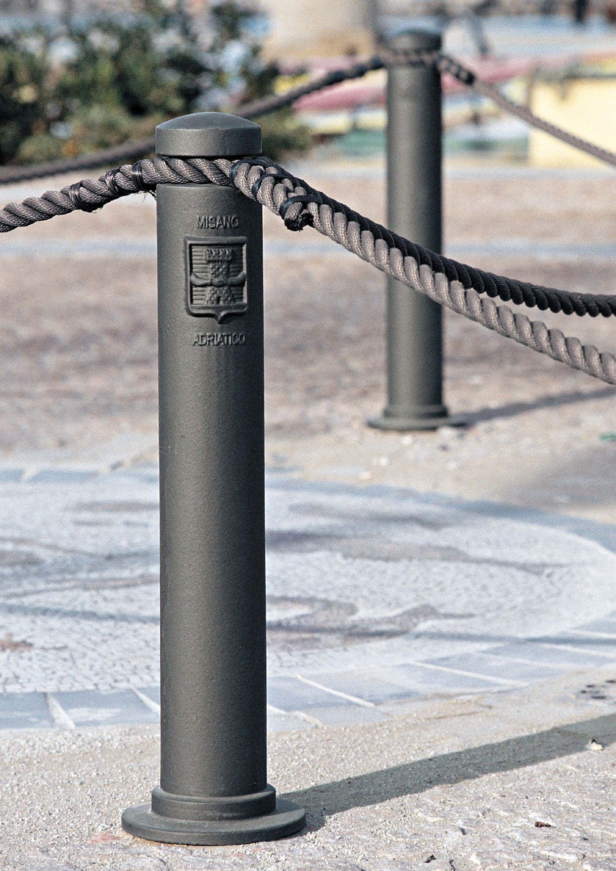 DHALIA Cast iron bollard post with chains By Neri