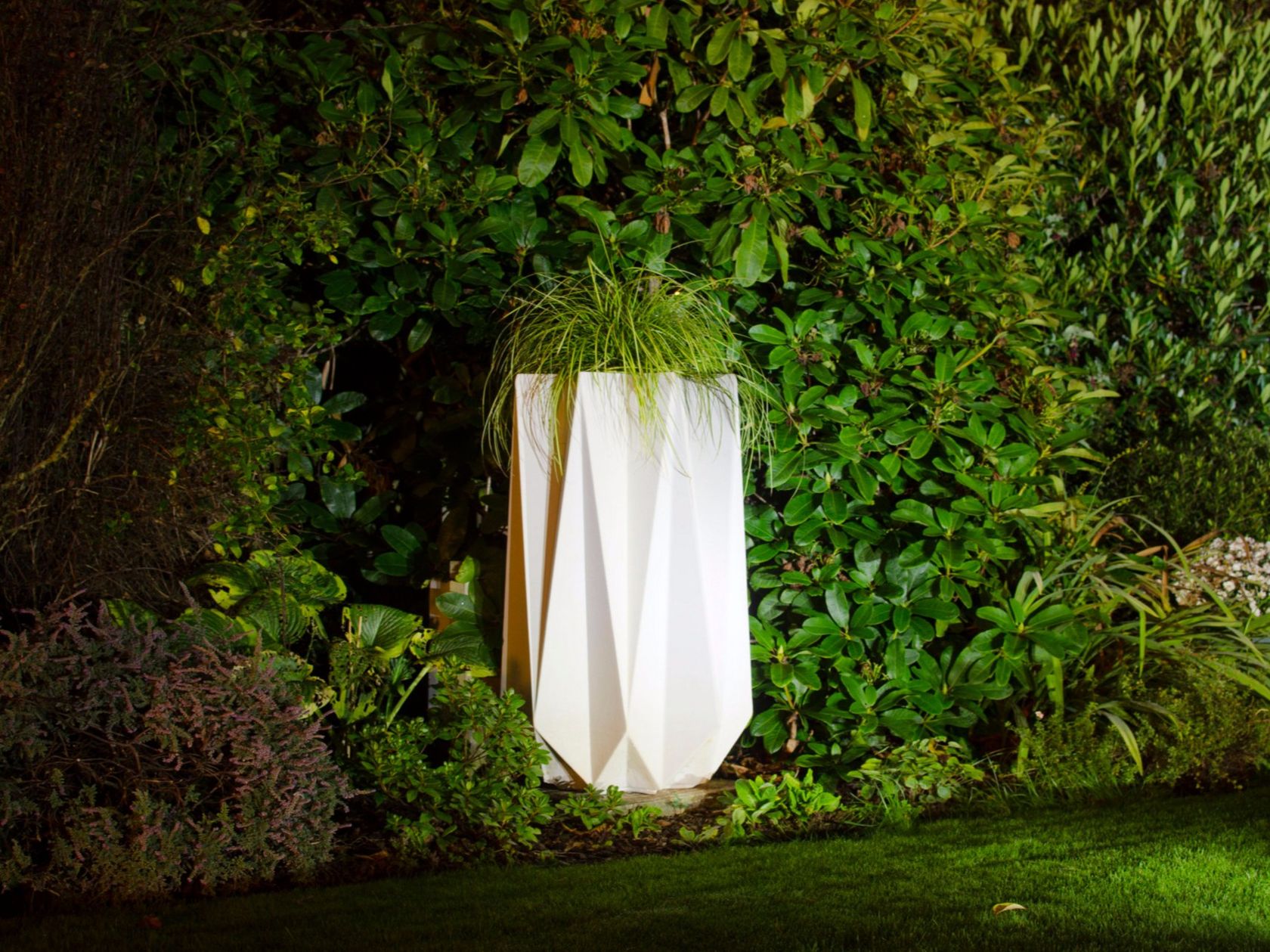 KRONEN 90 | Cement planter By Adam Christopher design Adam Christopher