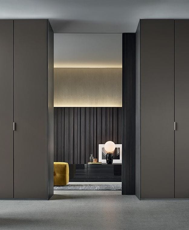 FITTED | Lacquered wardrobe By poliform