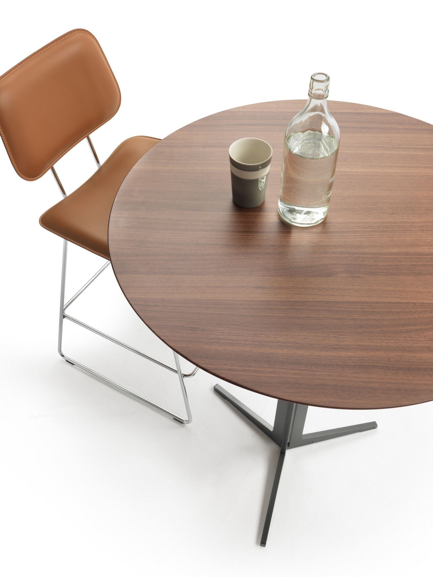 FLY Round high table with 3-star base By Flexform | design Antonio Citterio