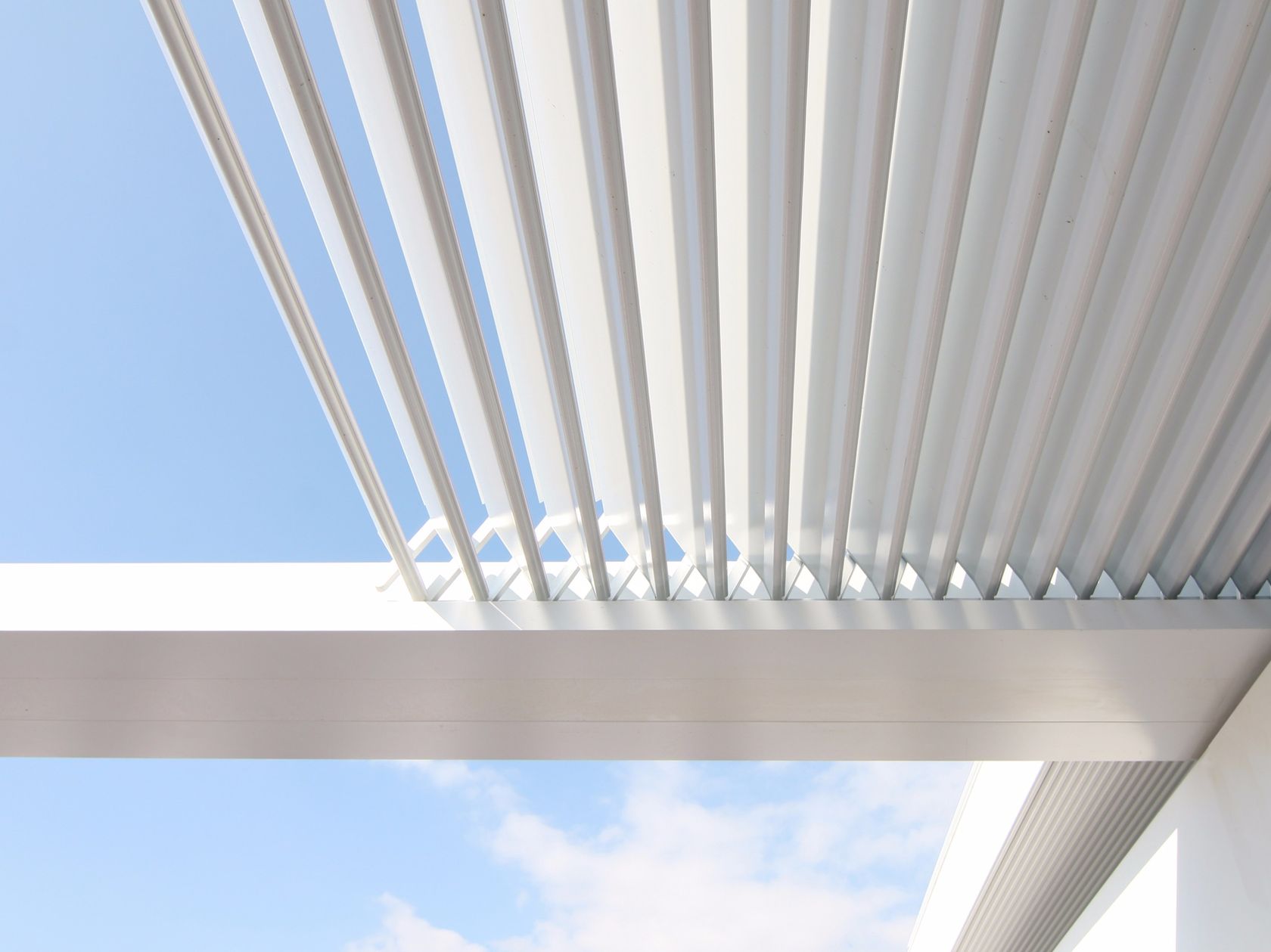 FOLD Wall-mounted aluminium pergola with folding louvers By STUDIO 66