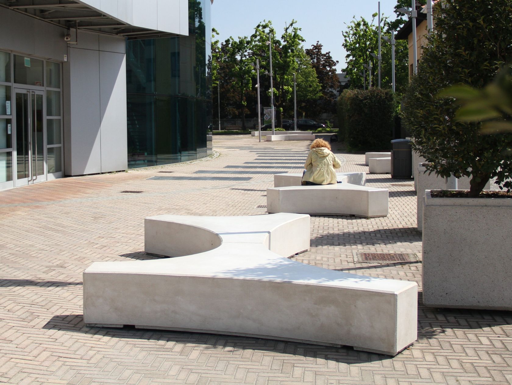 Curved Modular concrete bench FOLIA By Calzolari