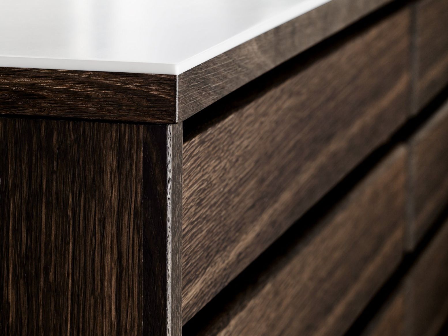 FORM 1 - SMOKED OAK Cucina in legno massello con isola By Multiform | design Carsten Michelsen