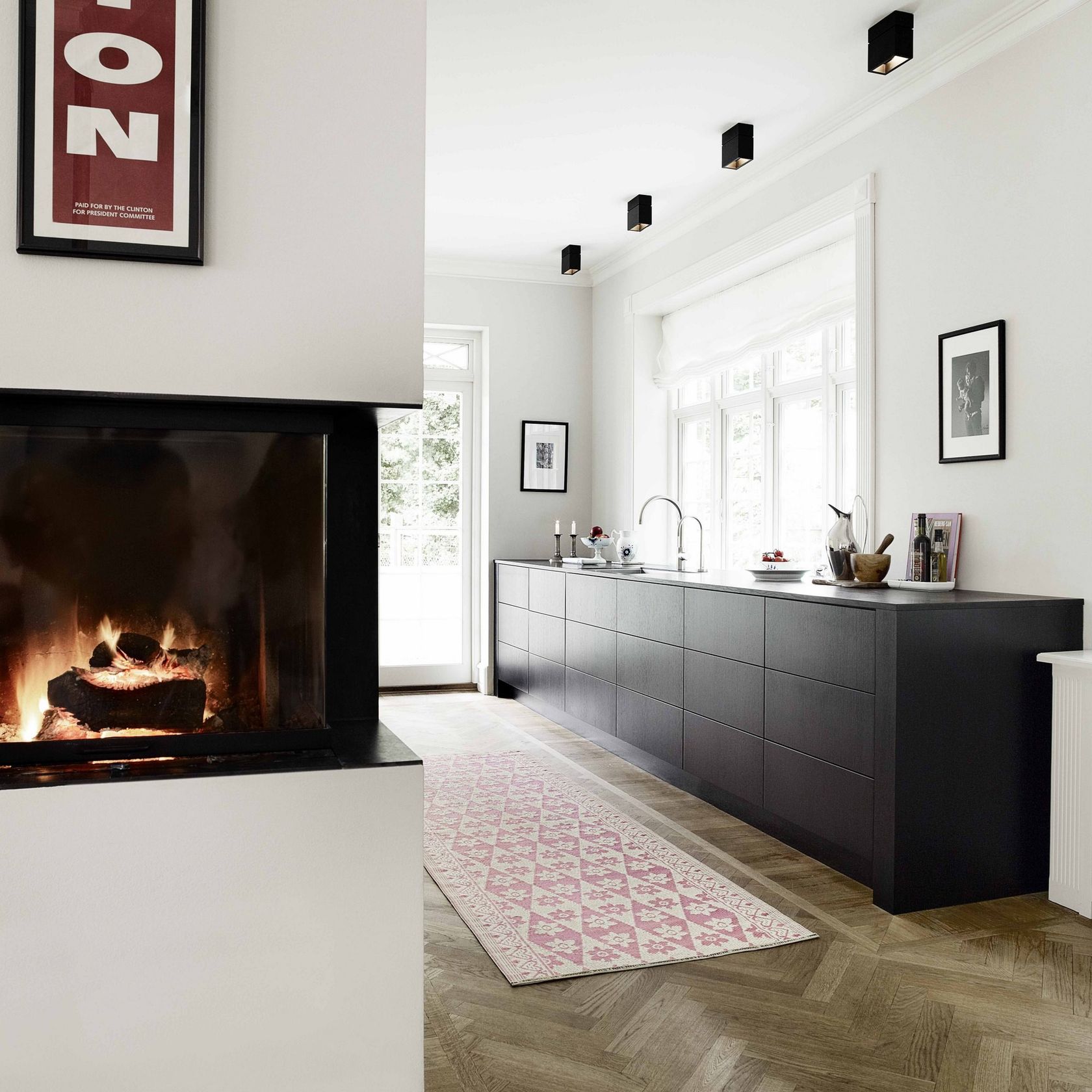 FORM 2 - BLACK OAK Linear solid wood kitchen without handles By ...