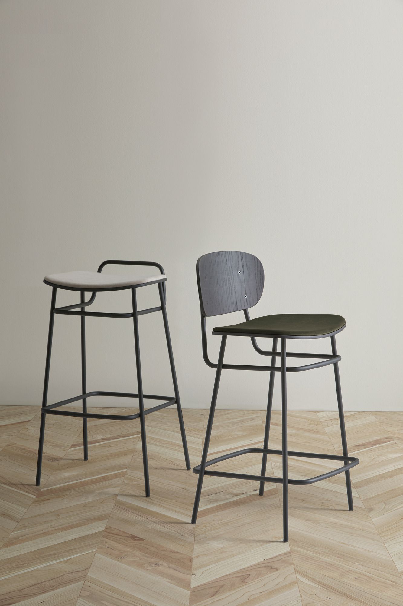 FOSCA High metal stool with padded seat By Blasco&Vila | design Francesc Rifé