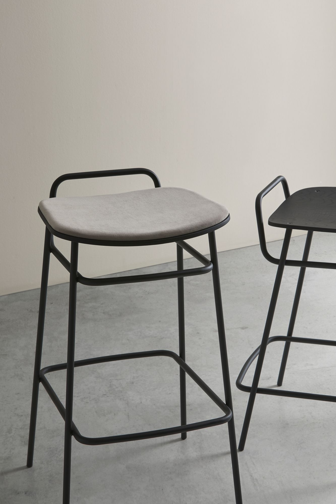FOSCA High metal stool with padded seat By Blasco&Vila | design Francesc Rifé