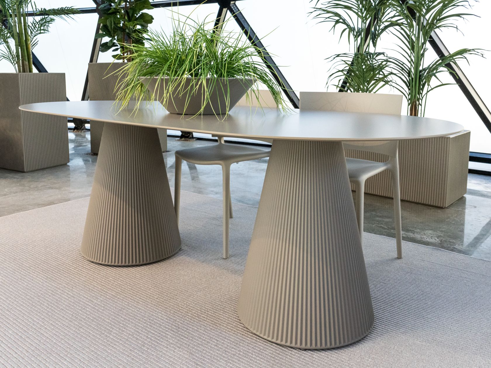 GATSBY Oval garden table By VONDOM | design Ramón Esteve