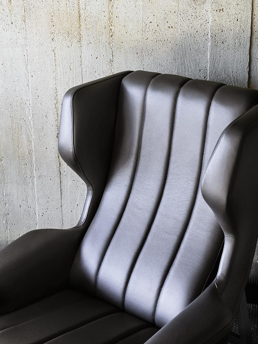 GIULIA | Leather armchair By Tacchini