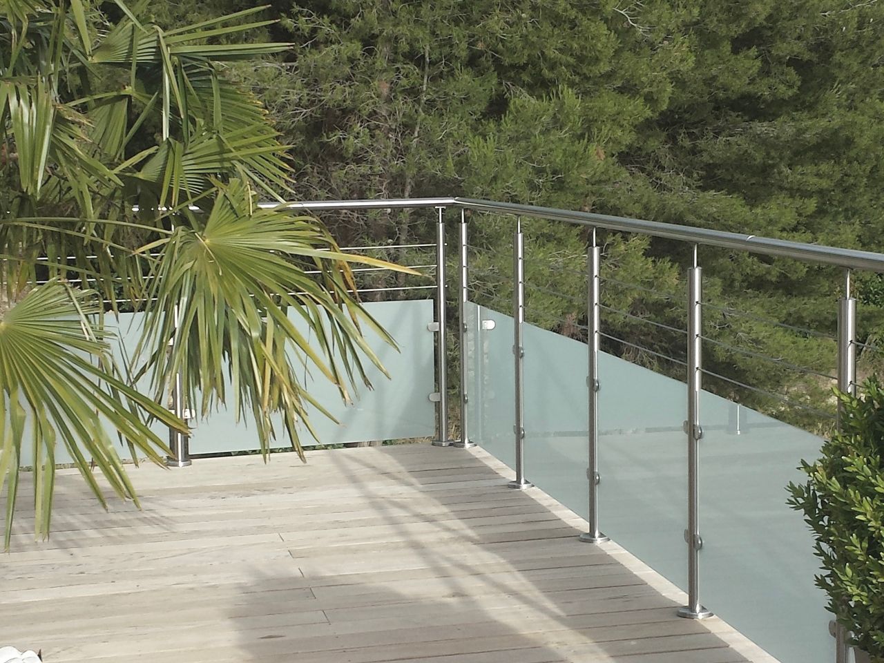 GLASS CABLE AND BARS Parapet By IAM DESIGN