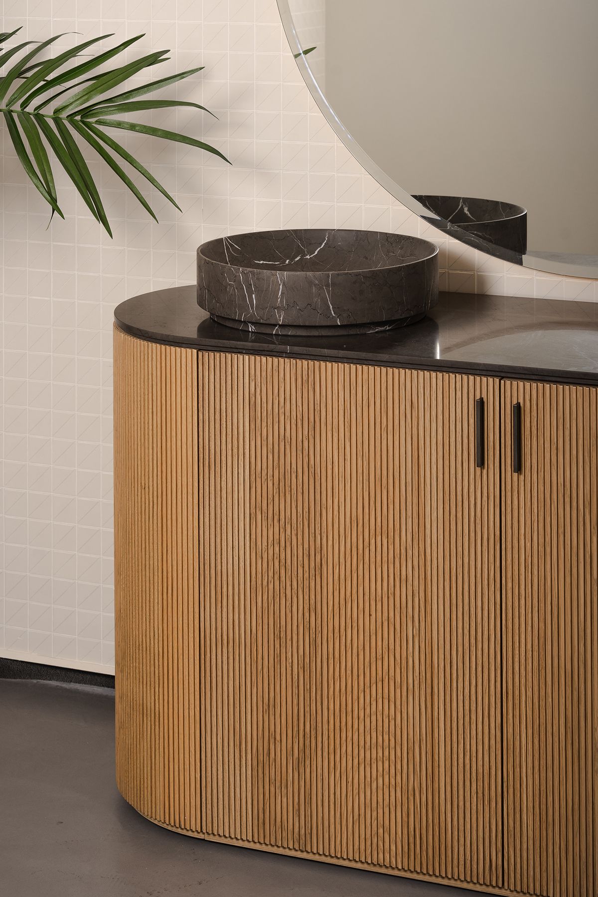 GRATE Floor-standing double oak vanity unit with drawers By Inbani