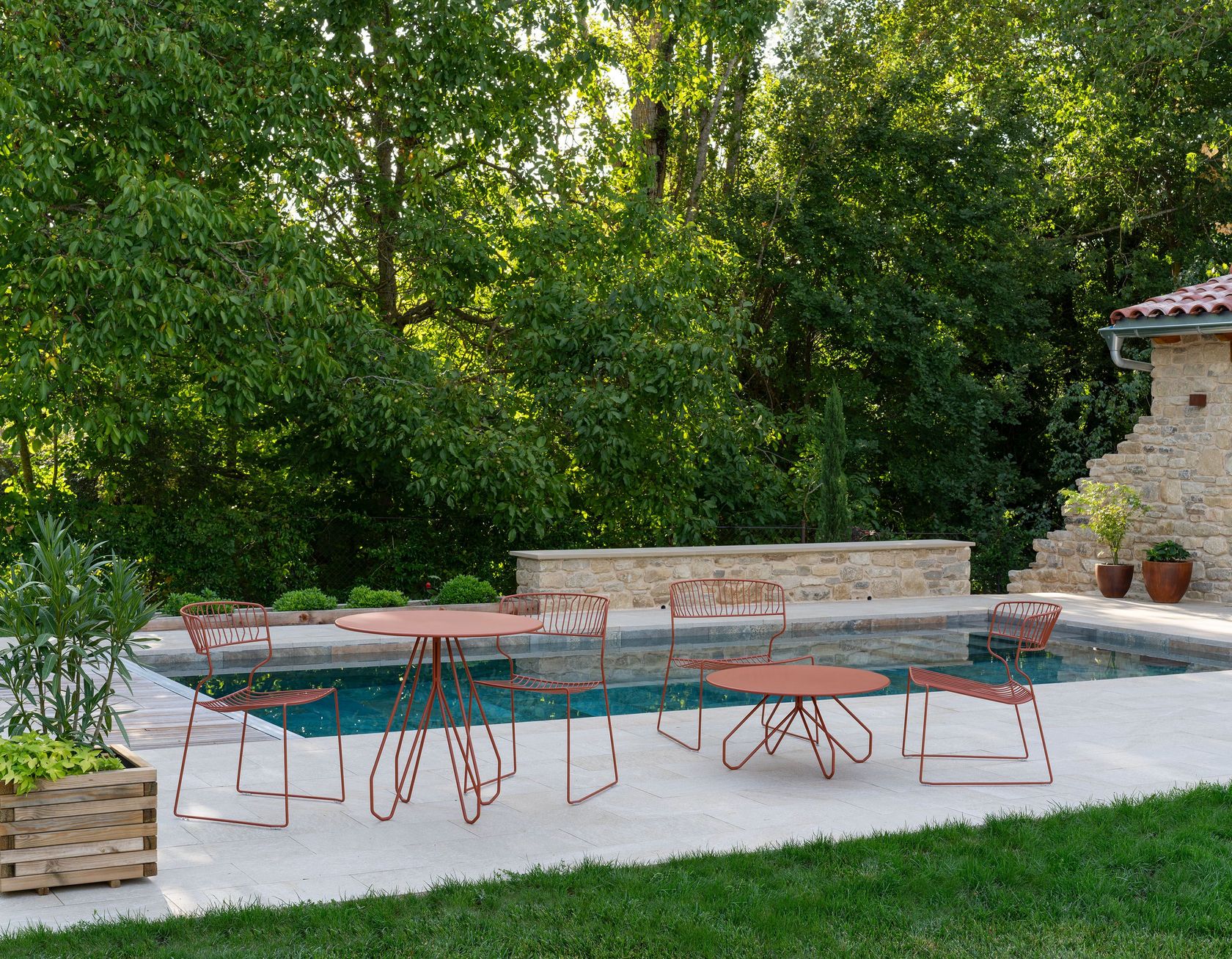 MARTINI Round powder coated steel garden table By ISIMAR