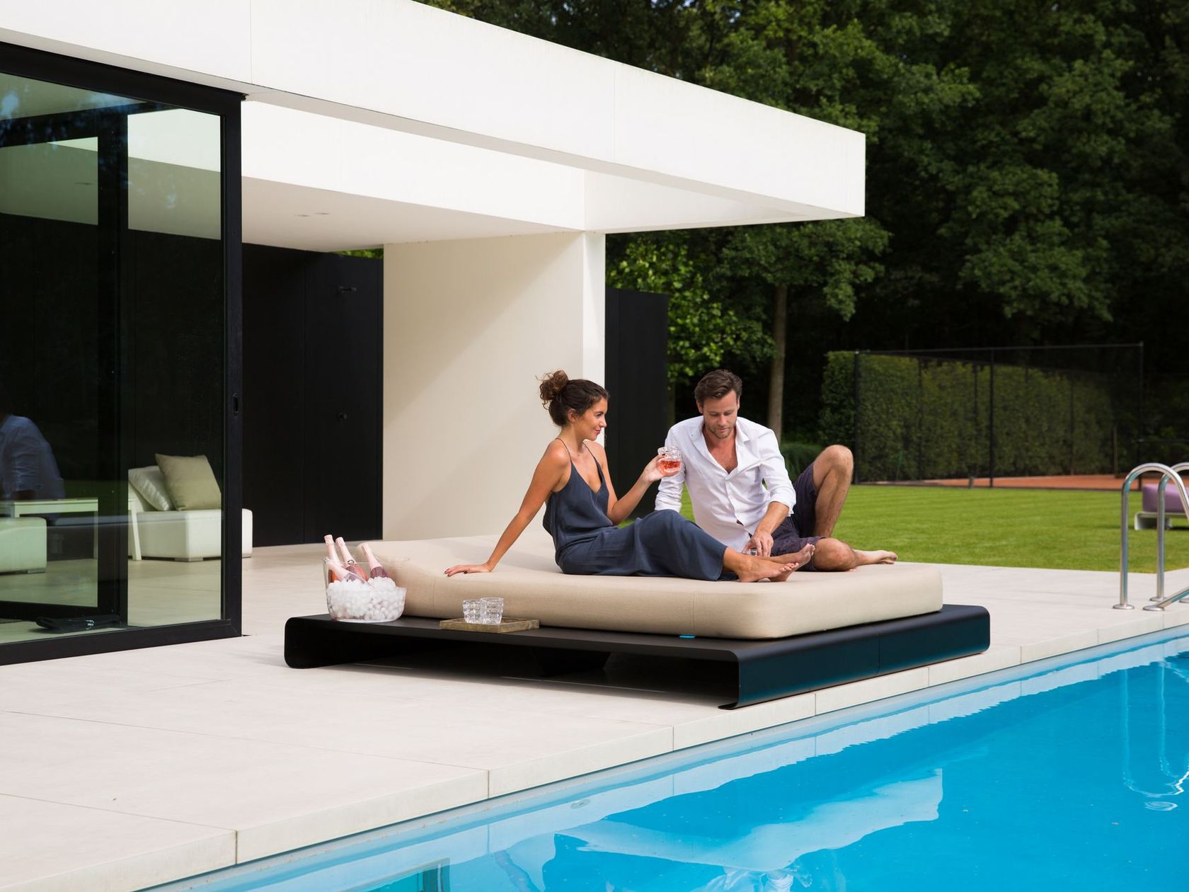 Powder coated aluminium daybed LUCILLE By MR BLUE SKY