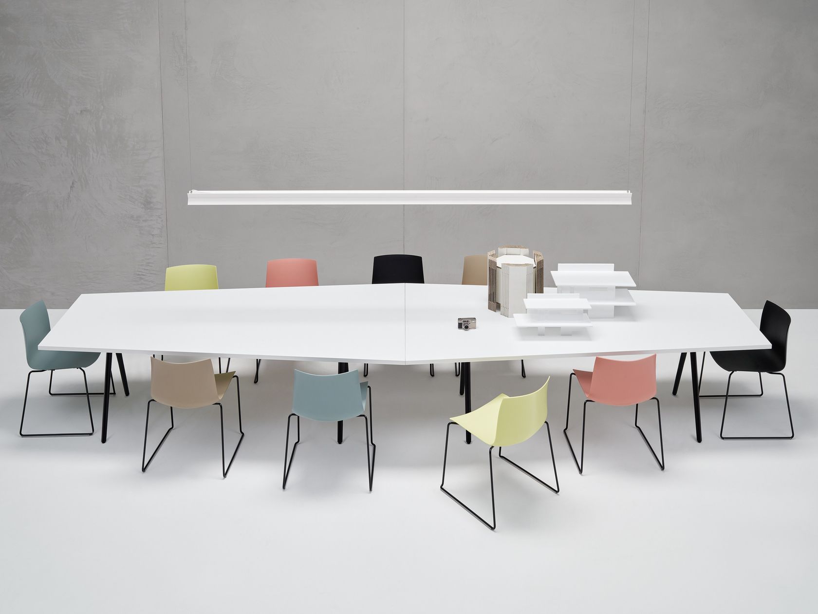 MEETY Trapezoidal meeting table By Arper | design Lievore Altherr Molina