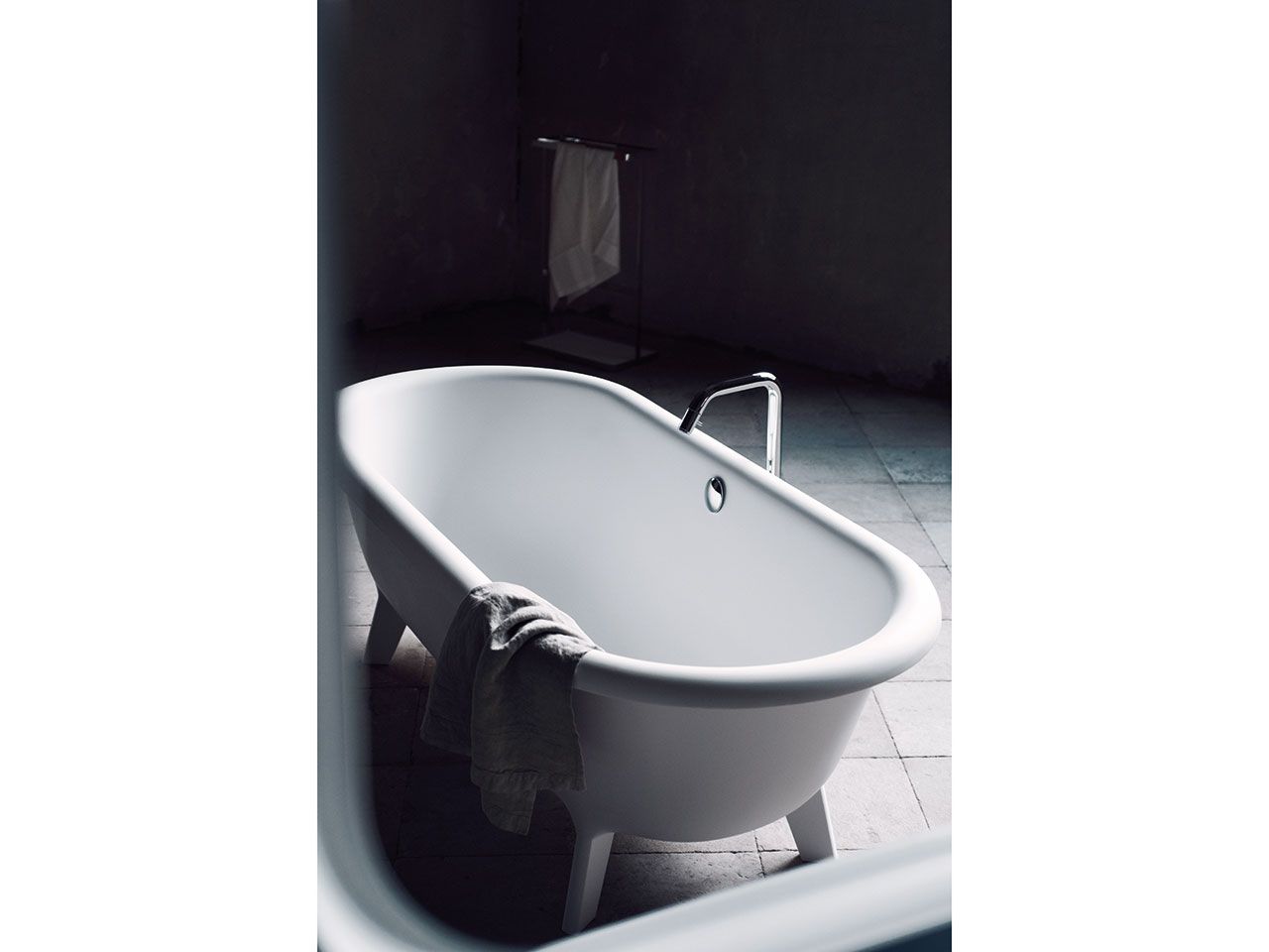 OTTOCENTO Oval Cristalplant® bathtub on legs By Agape