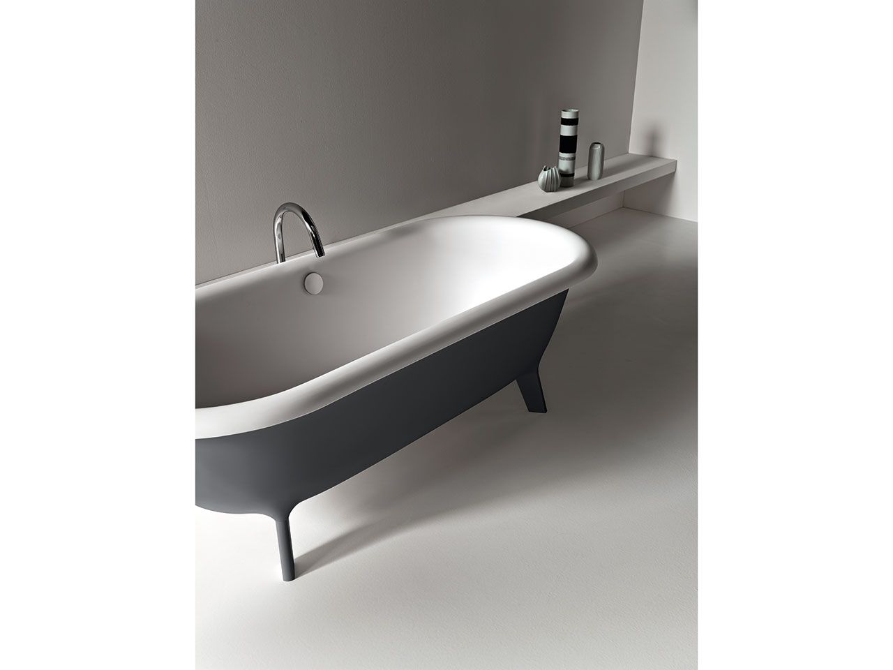 OTTOCENTO Oval Cristalplant® bathtub on legs By Agape