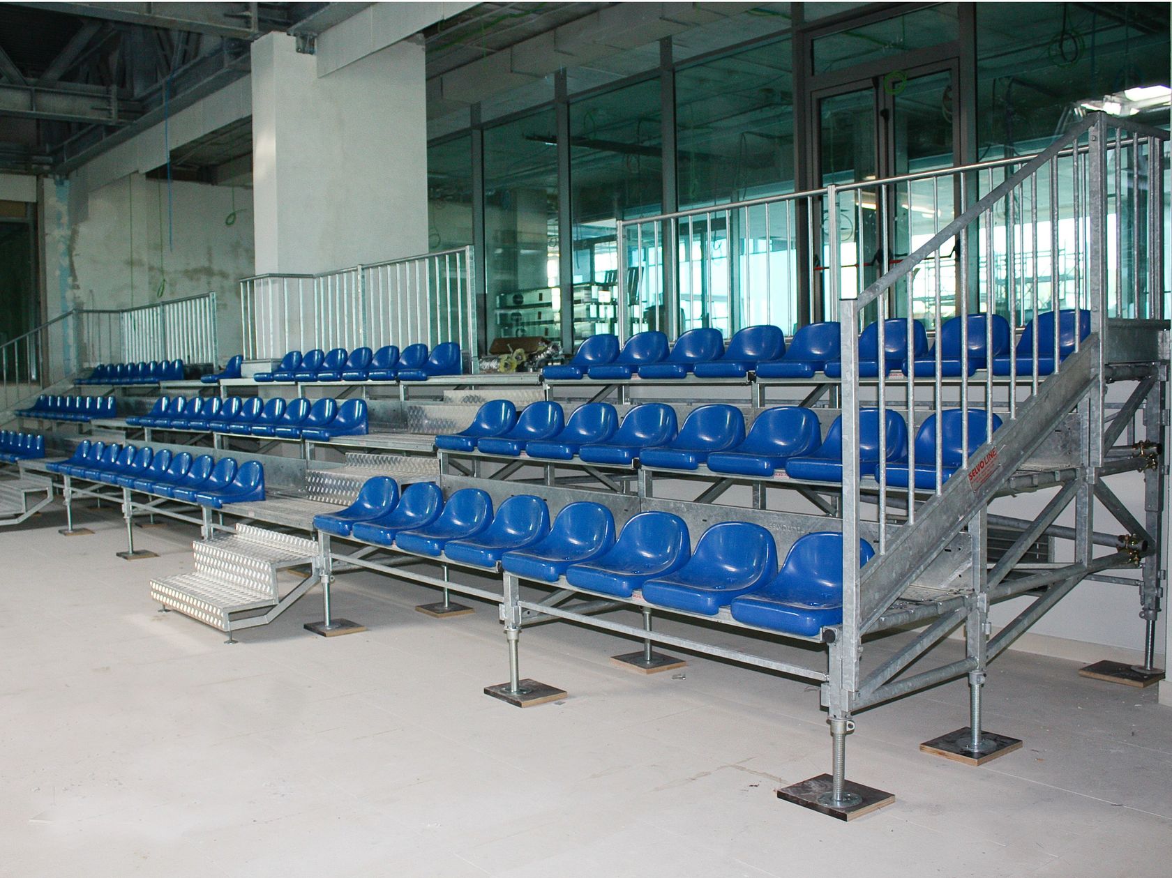 MARATHON 3 GRADONI Sistema modulare per palco e tribuna in metallo By ...