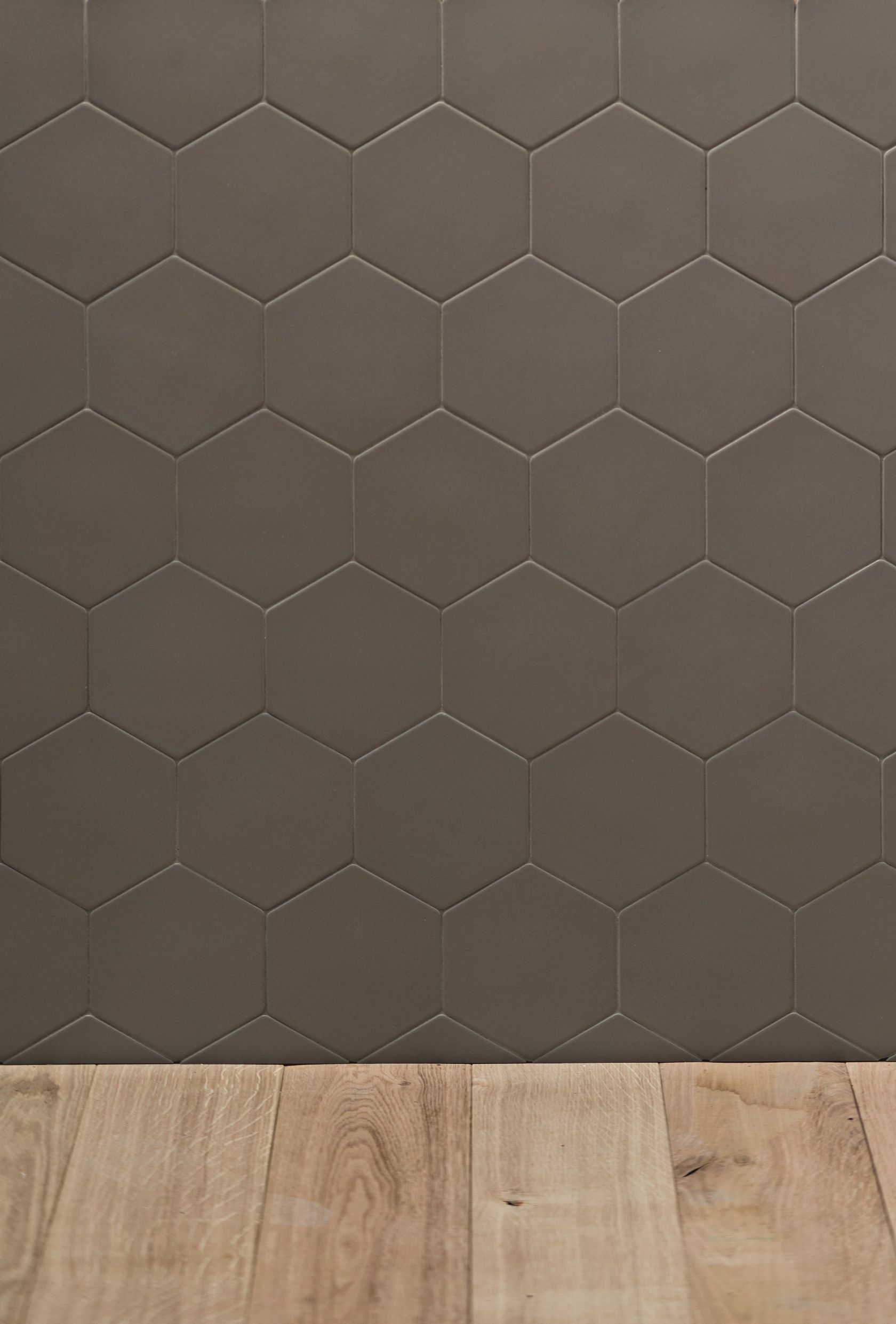 Rivestimento in gres porcellanato PHENOMENON HEXAGON FANGO By Mutina design Tokujin Yoshioka