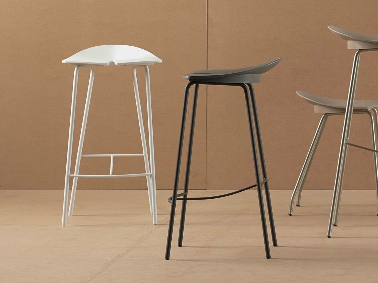 High polypropylene stool ANT 68 By ONDARRETA design Pascual Salvador
