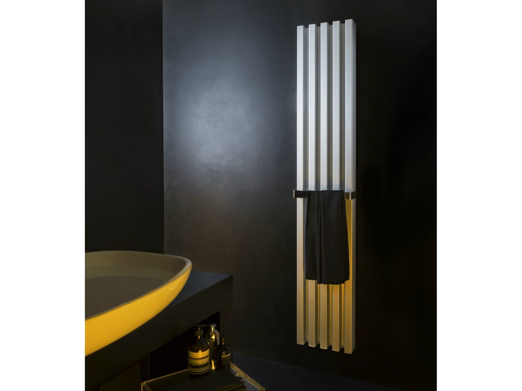 SOHO BATHROOM Termoarredo verticale in alluminio a parete By Tubes ...