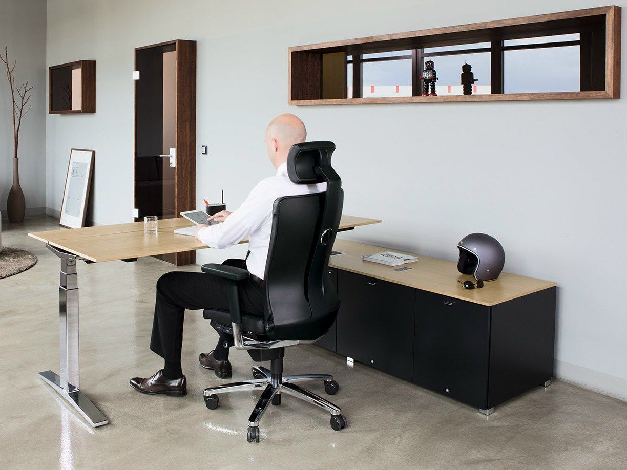 Height-adjustable wooden office desk TABLE.T By König Neurath