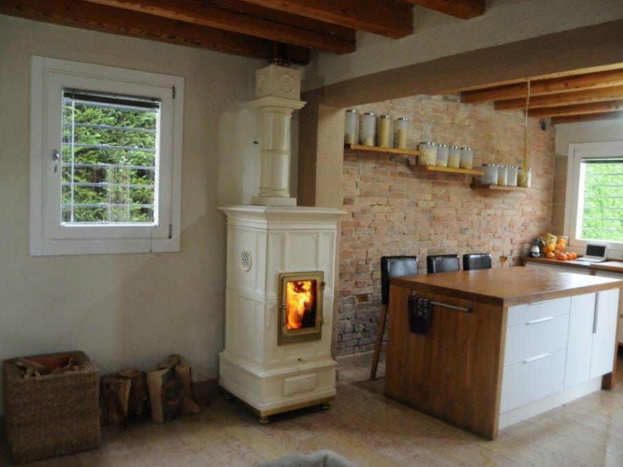 VIENNA | Stove Wood-burning ceramic stove By LA CASTELLAMONTE