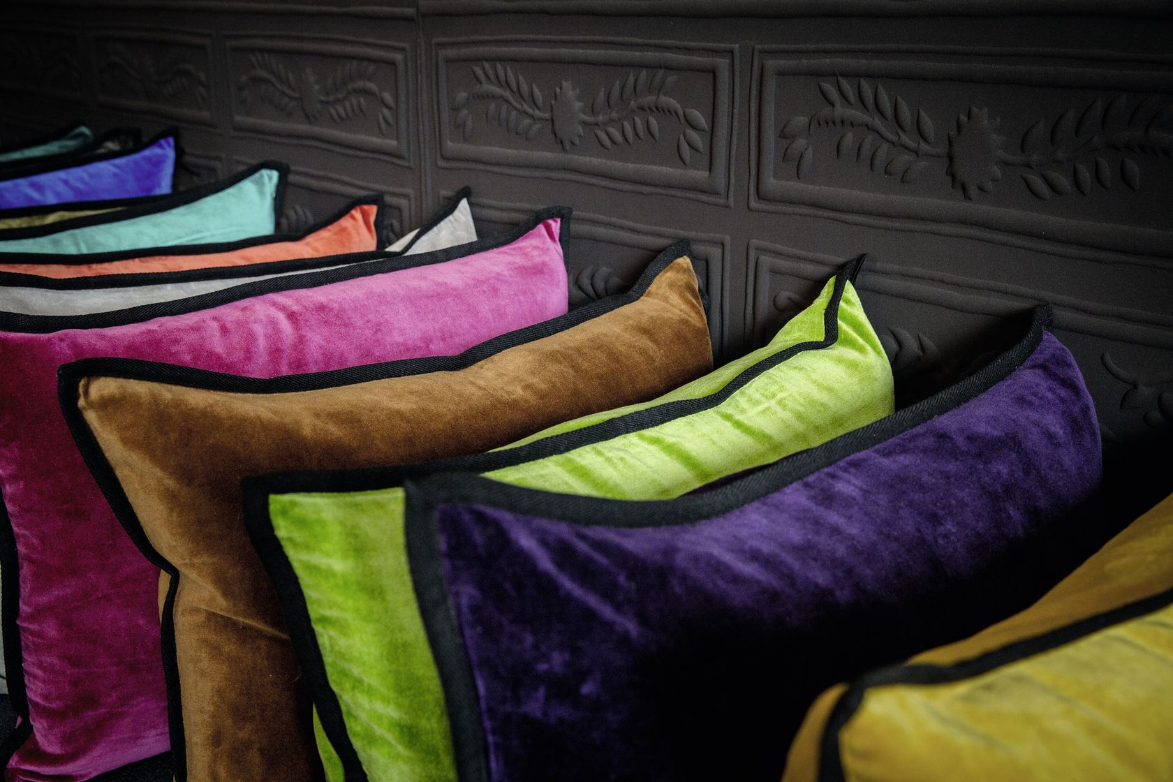 ORPHEE Rectangular velvet cushion with removable cover By Élitis