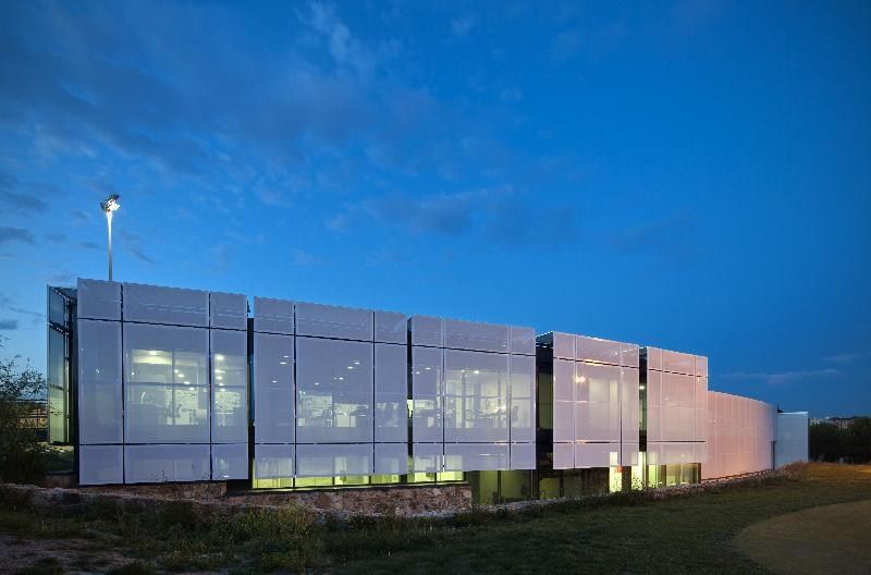 TENSEO FRONTSIDE 381 Textile facade By SERGE FERRARI