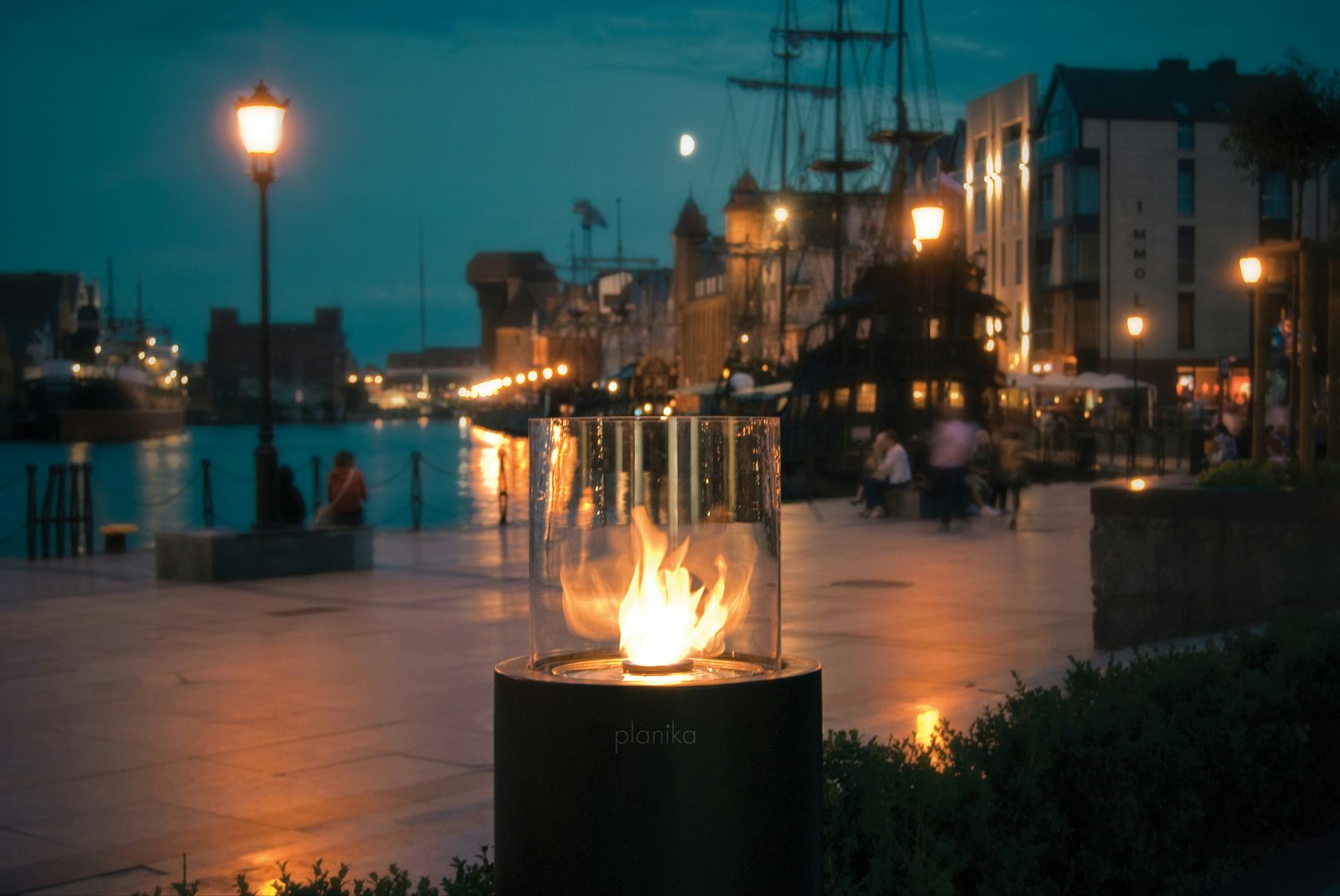 Chimenea exterior de pie TOTEM COMMERCE By Planika