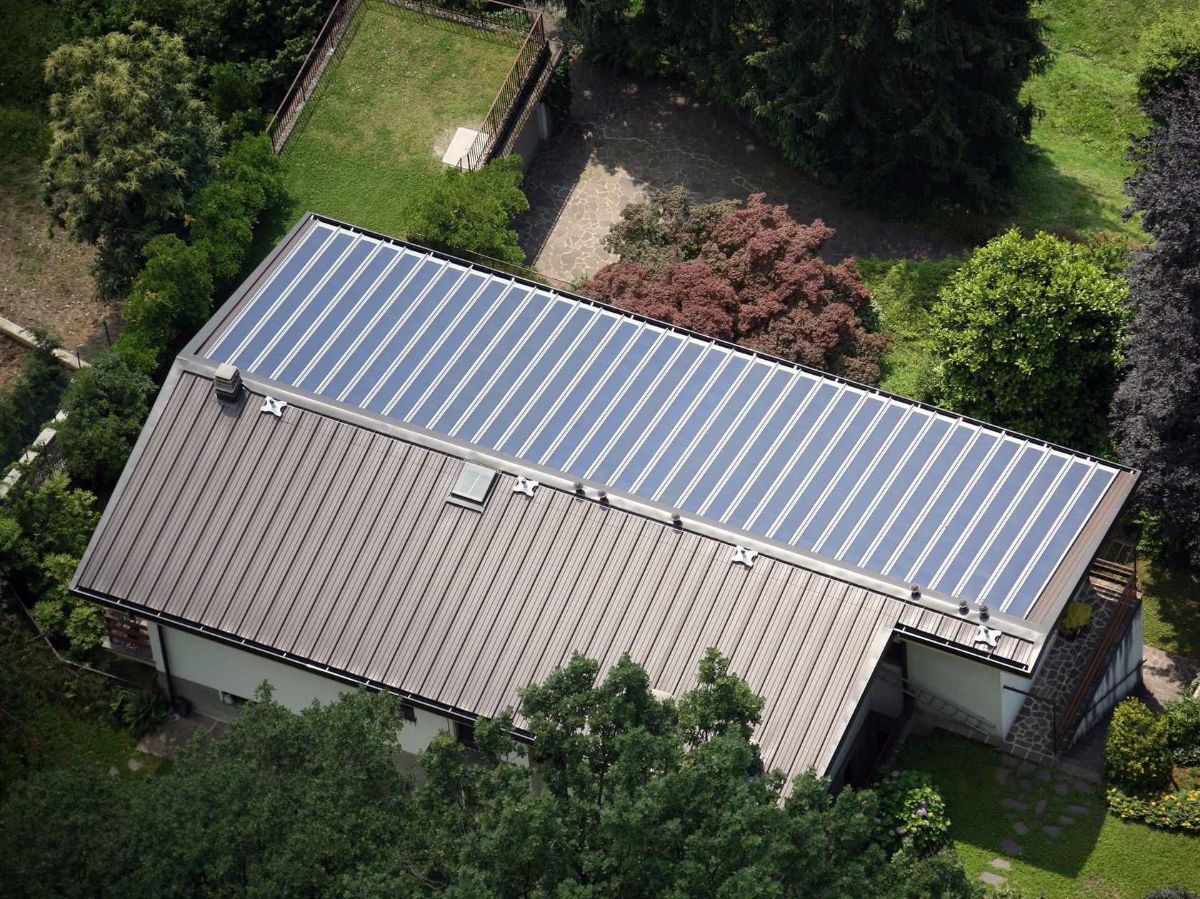 Sistemi di copertura con fotovoltaico integrato Kalzip AluPlusSolar By ...