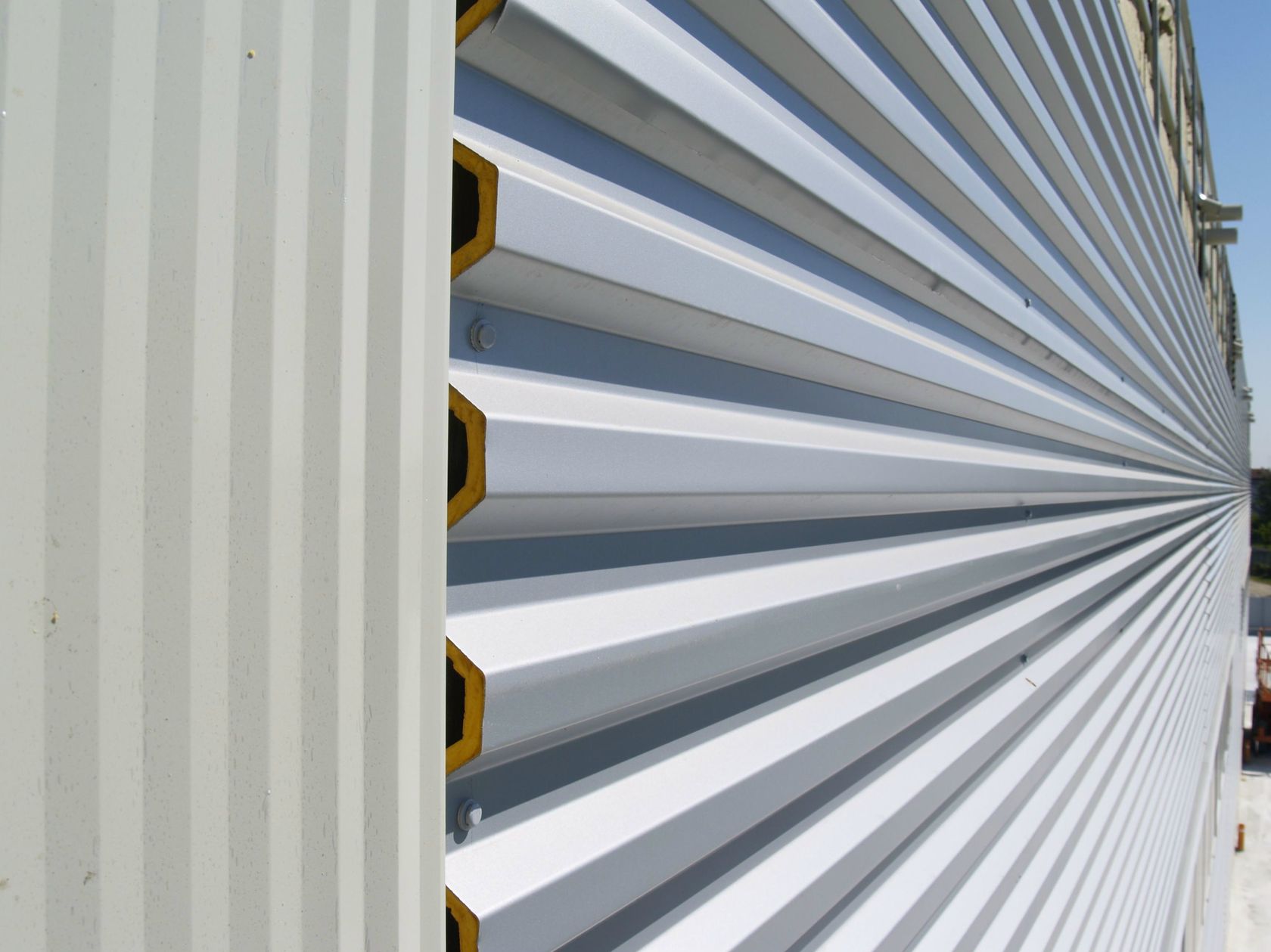 Panel metálico aislante para cubierta TEK 28 By FIBROTUBI