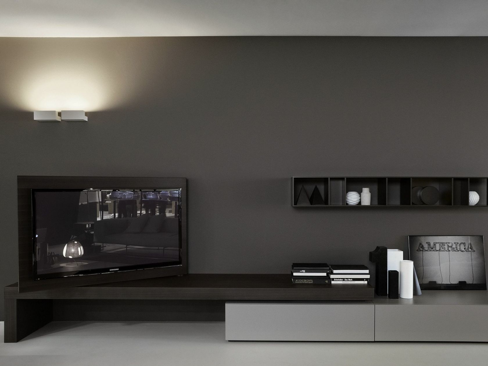 MODERN FLAG Low TV cabinet By Porro | design Piero Lissoni