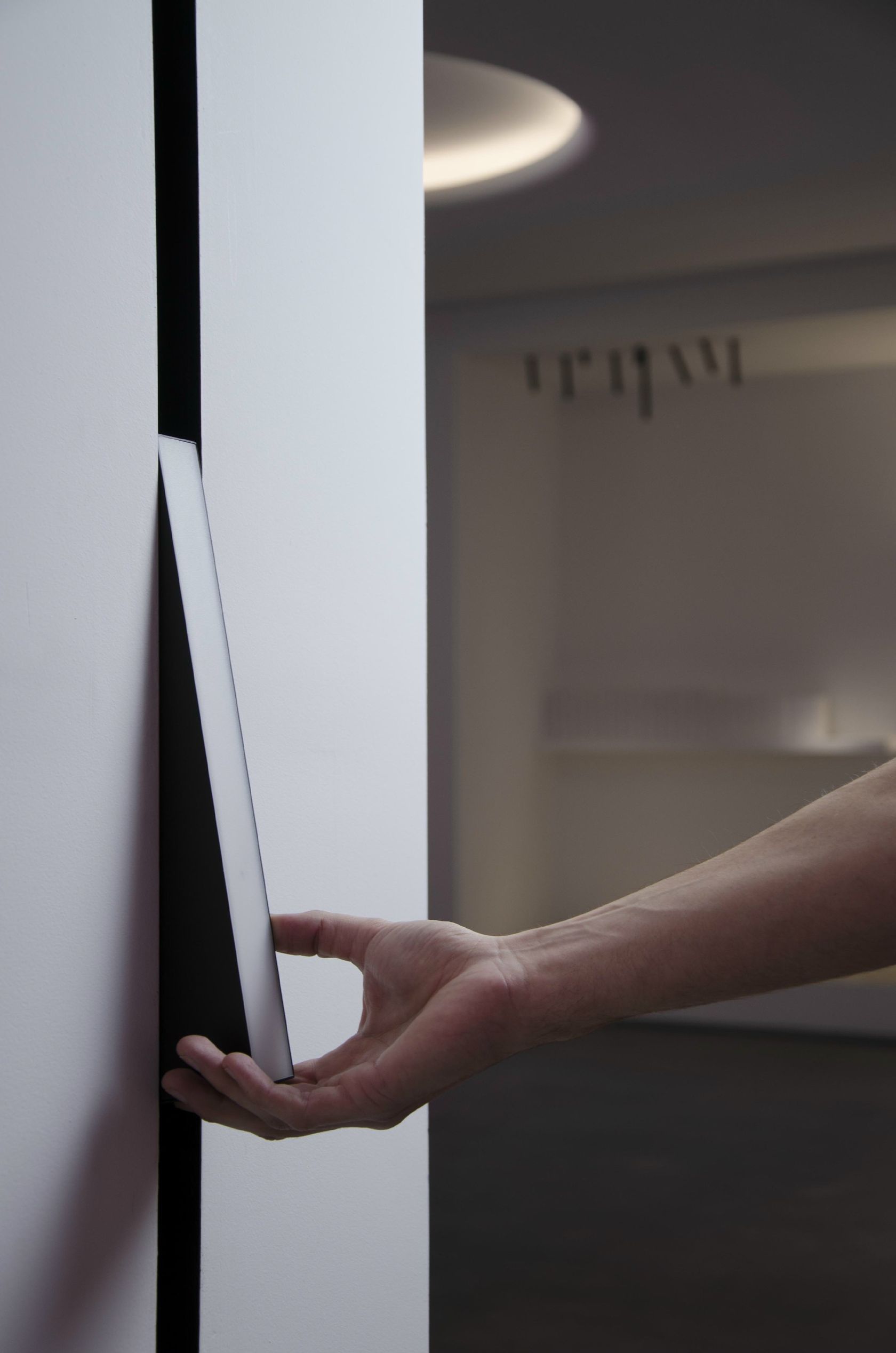 THE RUNNING MAGNET Recessed aluminium track-Light By Flos