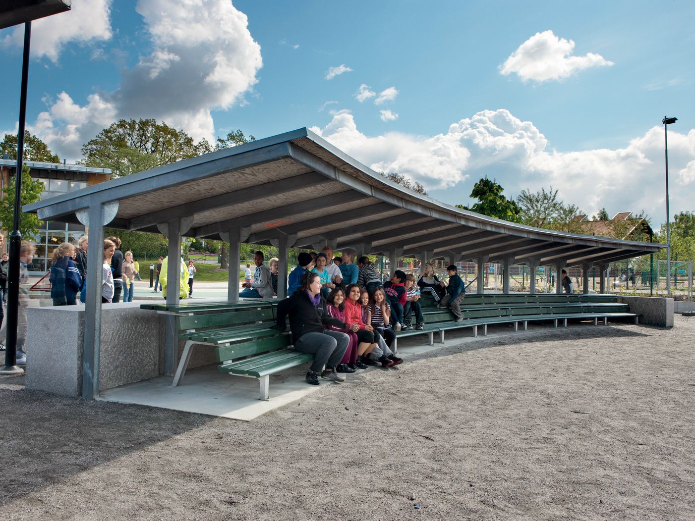WEMBLEY Bench with back By Nola Industrier | design Thomas Bernstrand